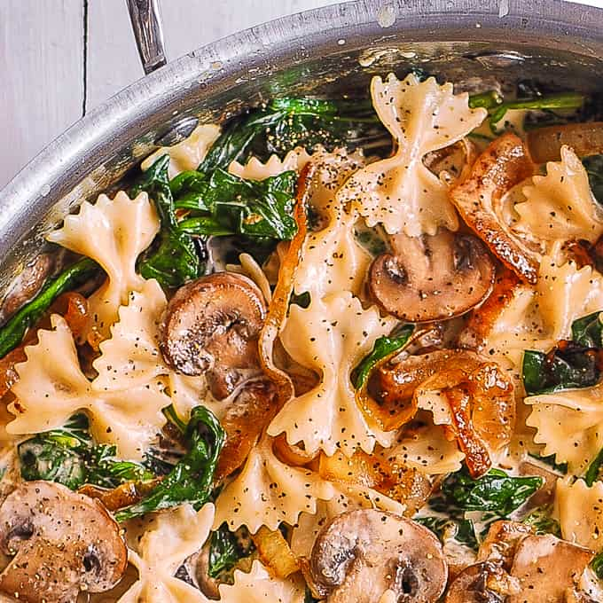 How to Make a Farfalle Pasta With Spinach And Mushroom At Home ...